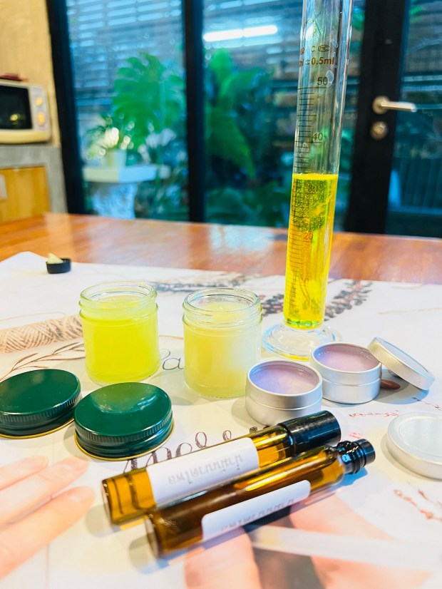 คอร์สทำยาหม่อง น้ำมันนวดสมุนไพร – SEPHIRA STUDIO